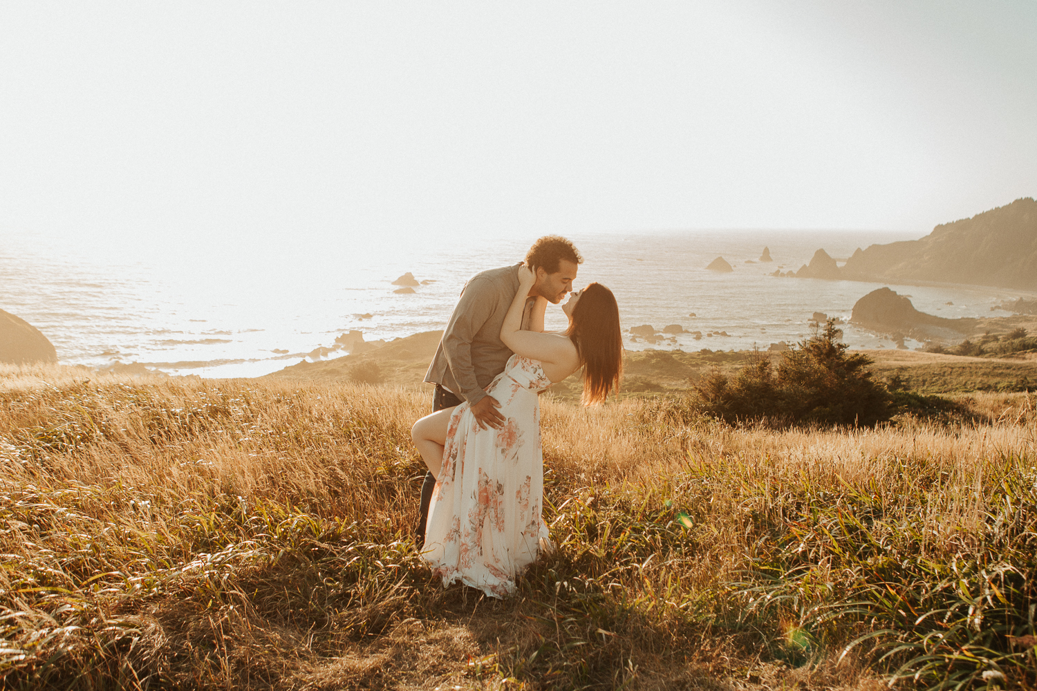 Oregon Coast Engagement Photos | Nicole + DaShawn - wanderkings.com
