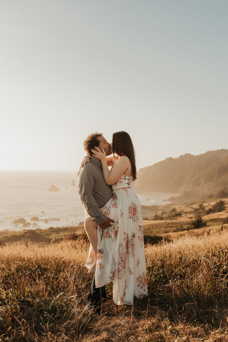 Oregon Coast Engagement Photos | Nicole + DaShawn - wanderkings.com